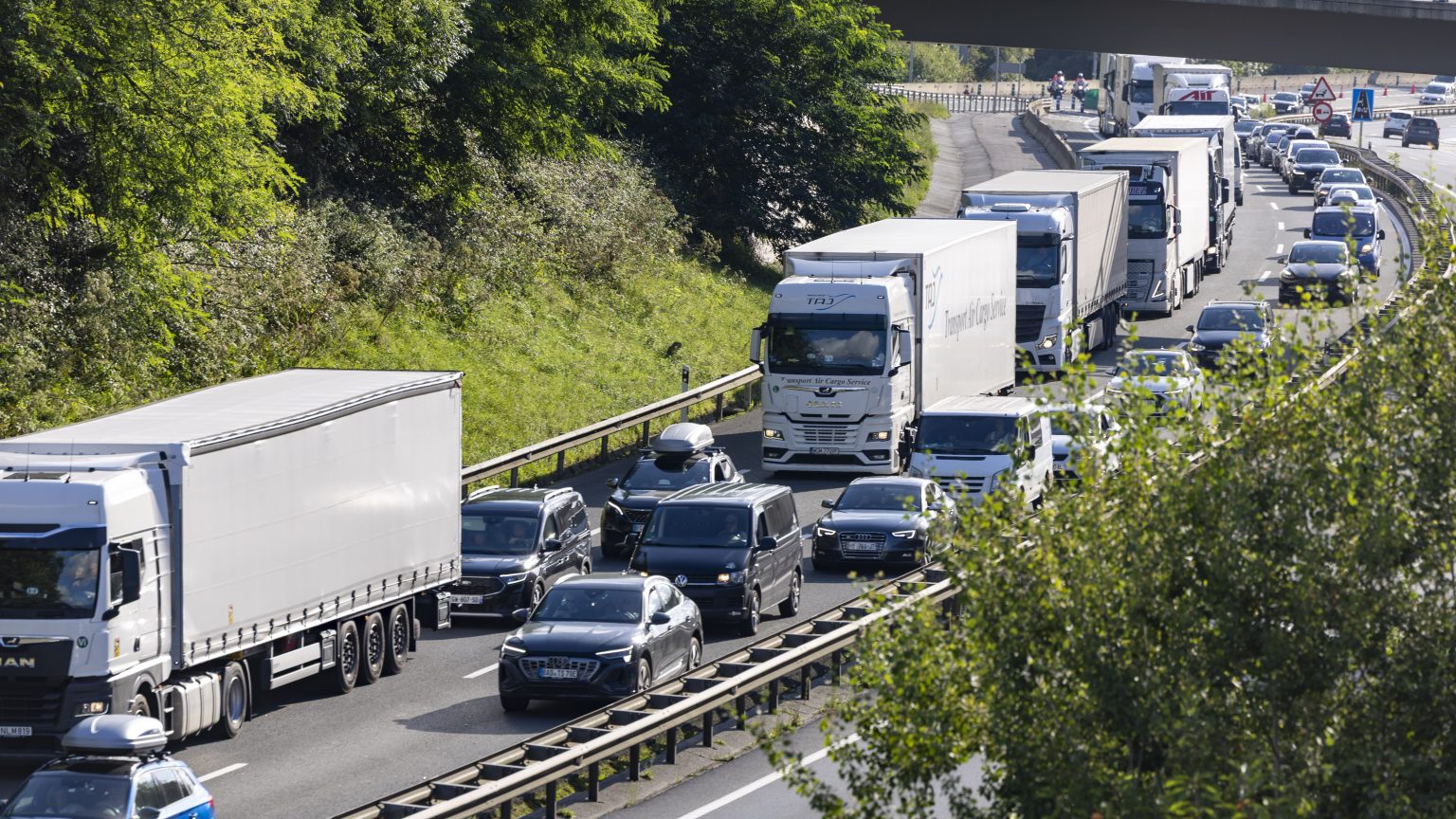 Un camió bolca i tala l'AP-7 a Benicàssim cap a Barcelona - València Diari